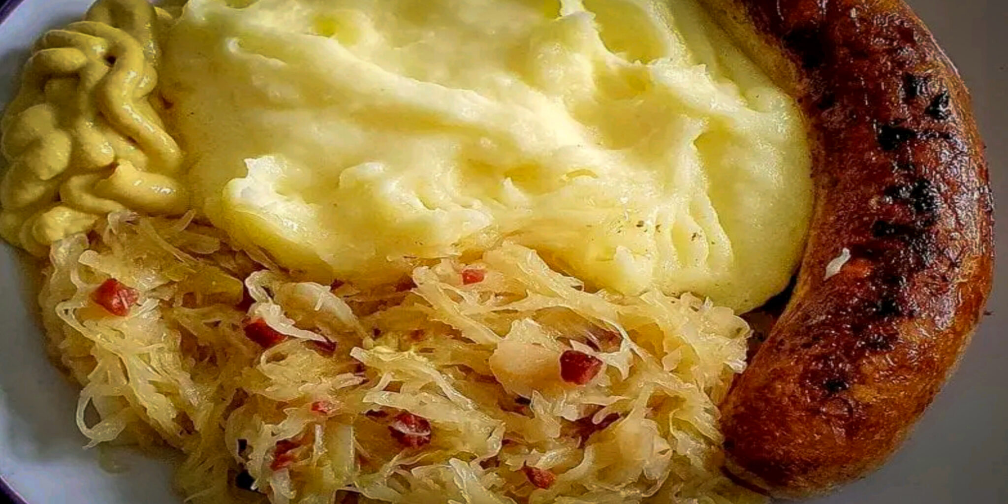 Thüringer Bratwurst mit Kartoffelpüree und Sauerkraut - Rezepte & Tipps