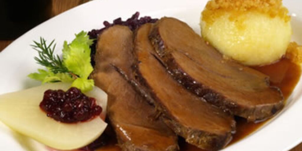 Schweinebraten mit Rotkohl und Salzkartoffeln - Rezepte & Tipps