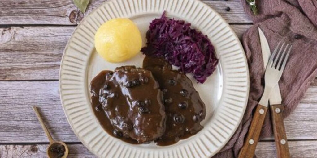 Saftiger Schweinebraten mit Rotkohl und Salzkartoffeln: Ein Klassiker ...