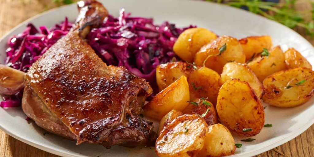 Geschmorte Entenkeule mit Rotkohl und Kartoffeln - Rezepte & Tipps